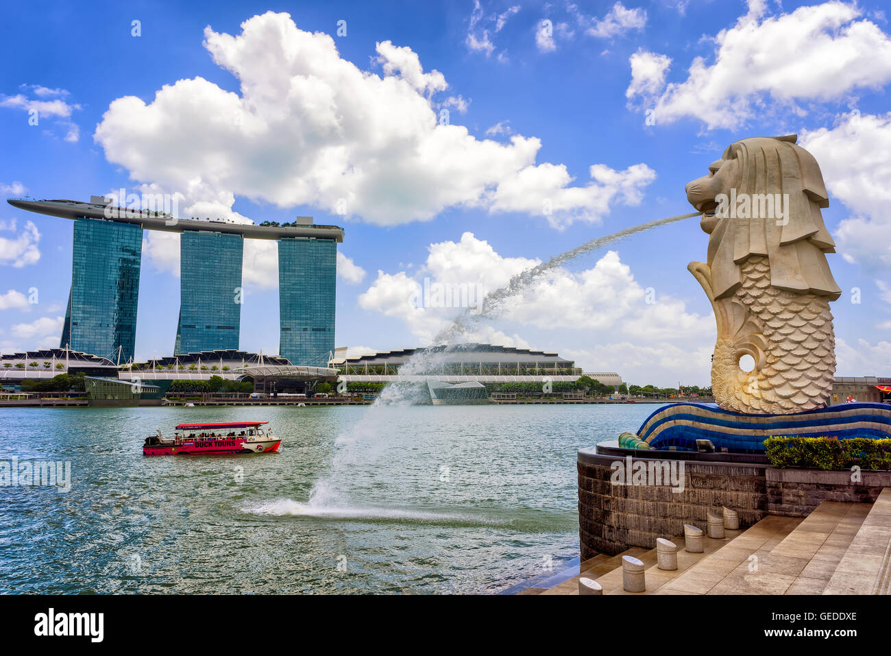 Merlion fountain mouth singapore river hi-res stock photography and ...