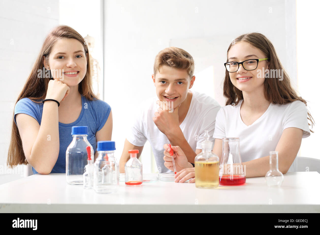 Chemistry lab school hi-res stock photography and images - Alamy
