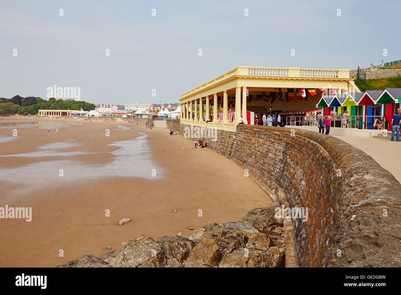 Beach huts barry island hi-res stock photography and images - Alamy