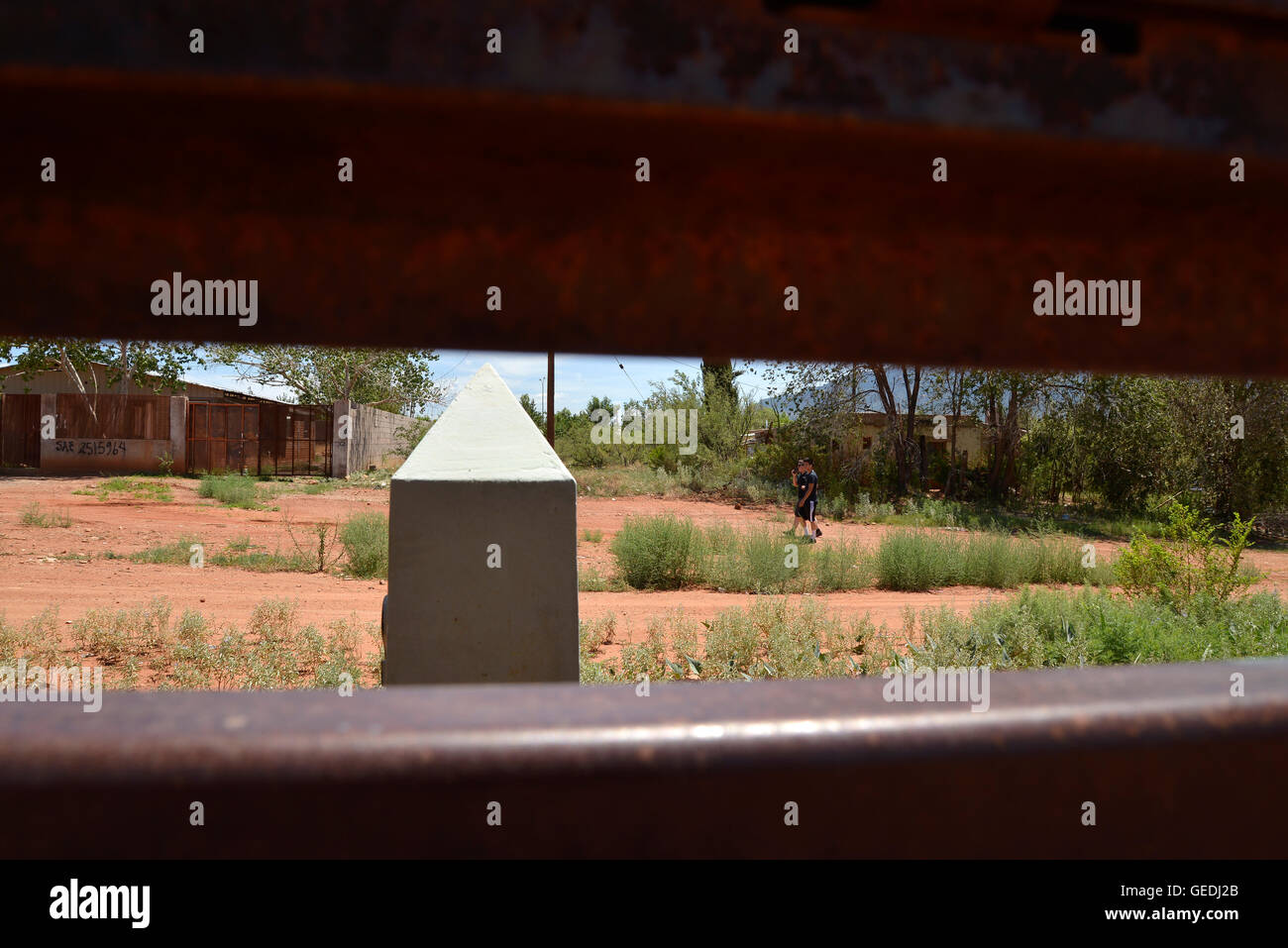 Gaps in the us mexico border wall hi-res stock photography and images ...