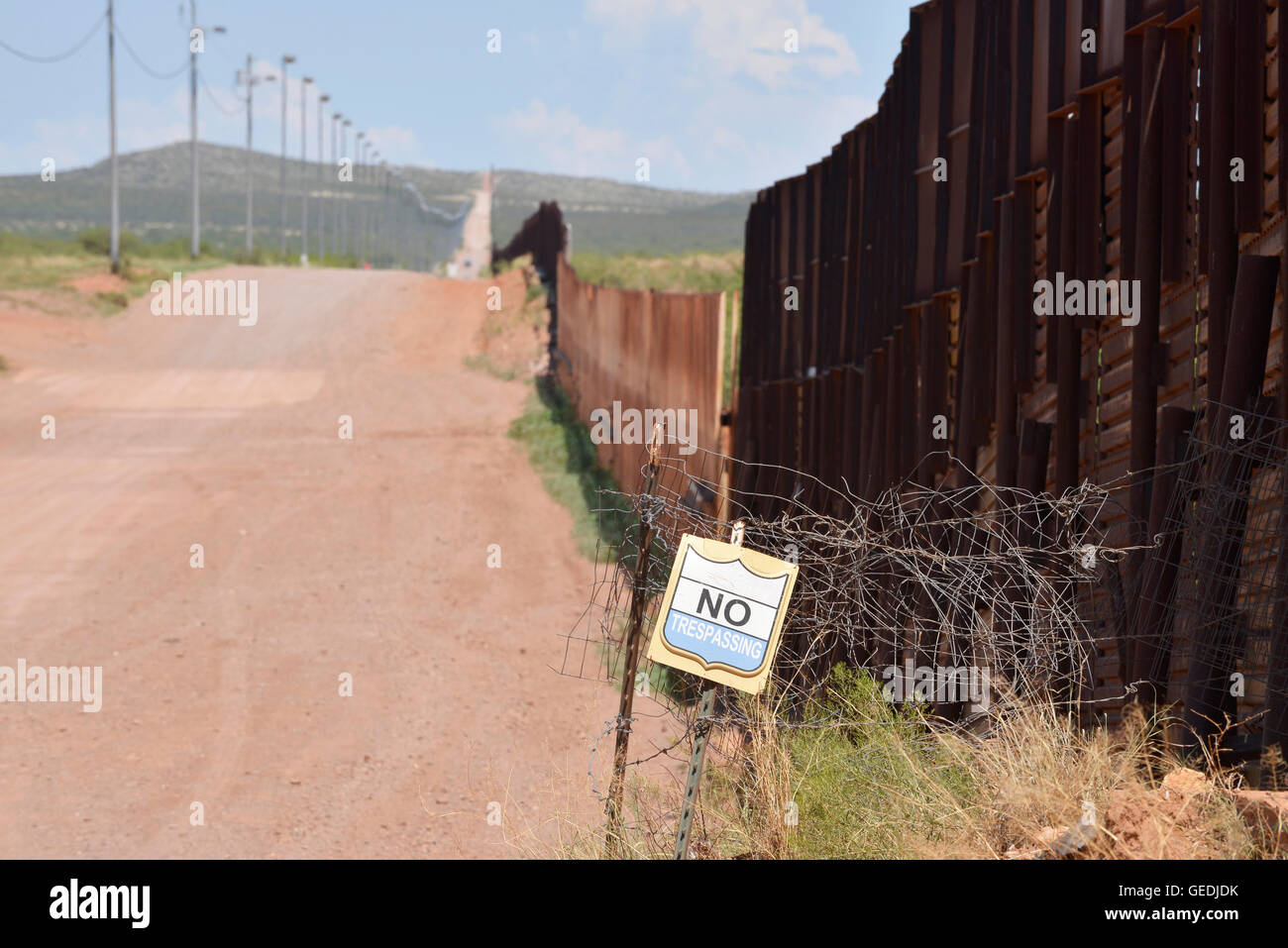 The border between Naco, Arizona, USA and Naco, Sonora, Mexico is ...