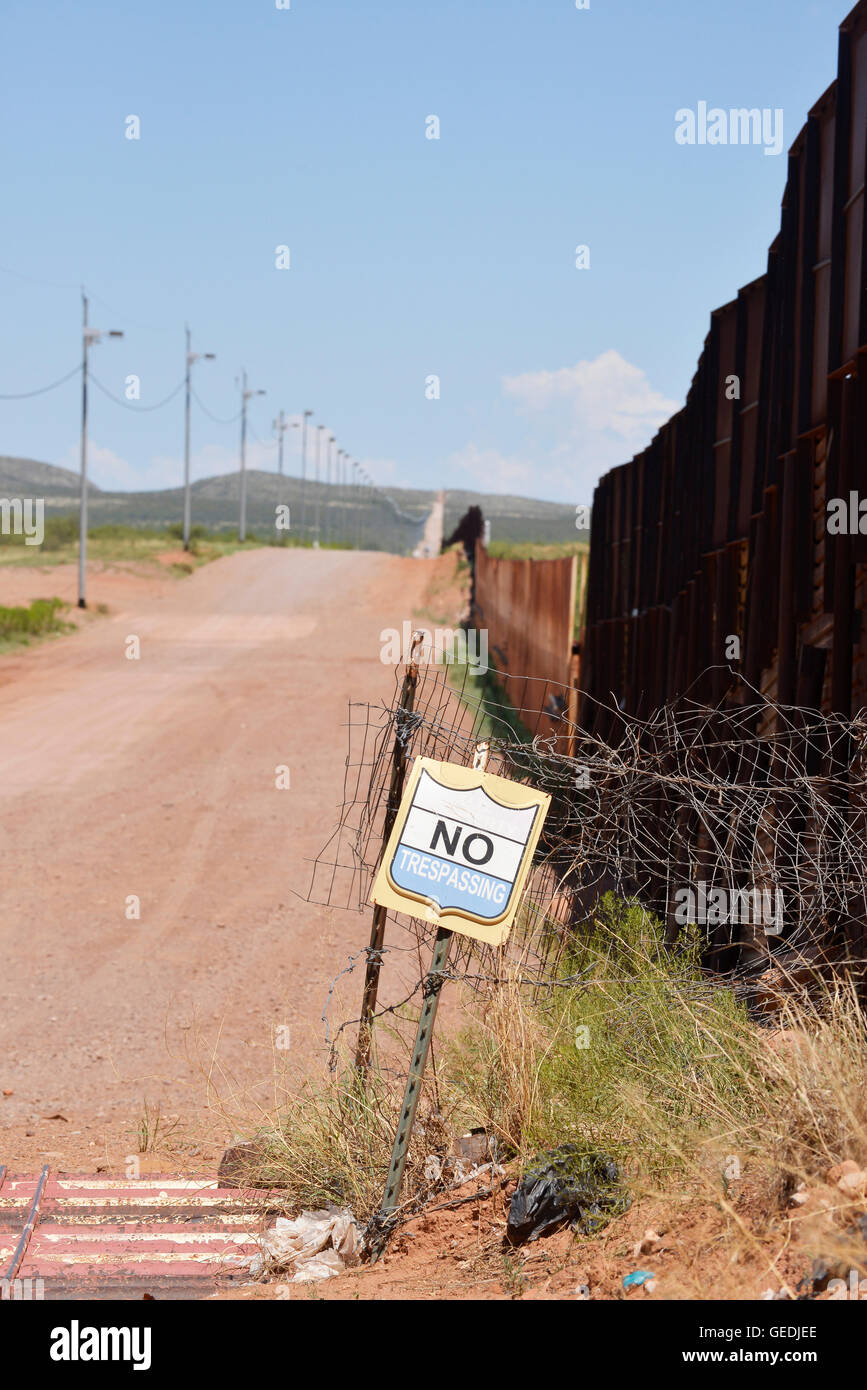 The border between Naco, Arizona, USA and Naco, Sonora, Mexico is ...