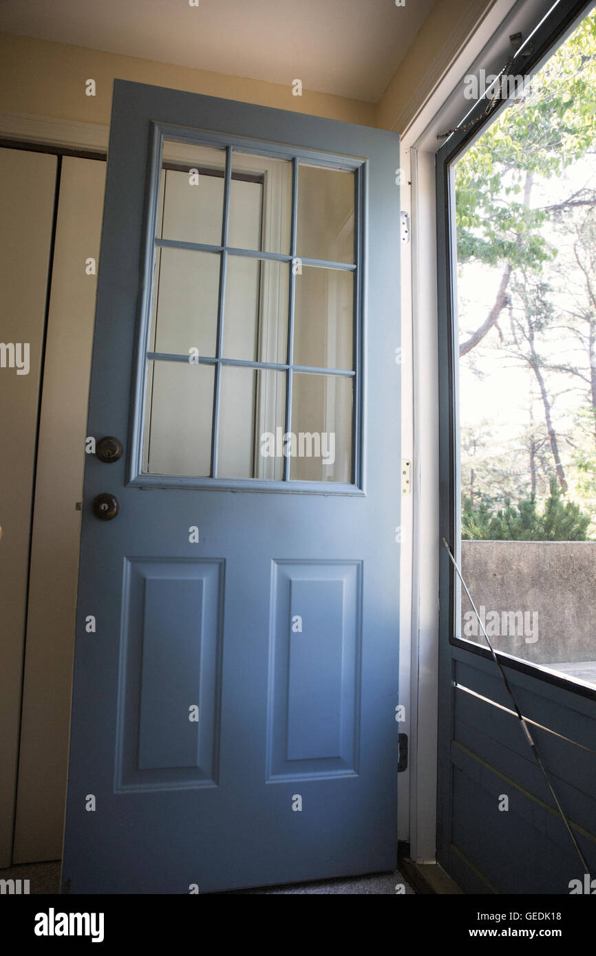 Open front door hi-res stock photography and images - Alamy