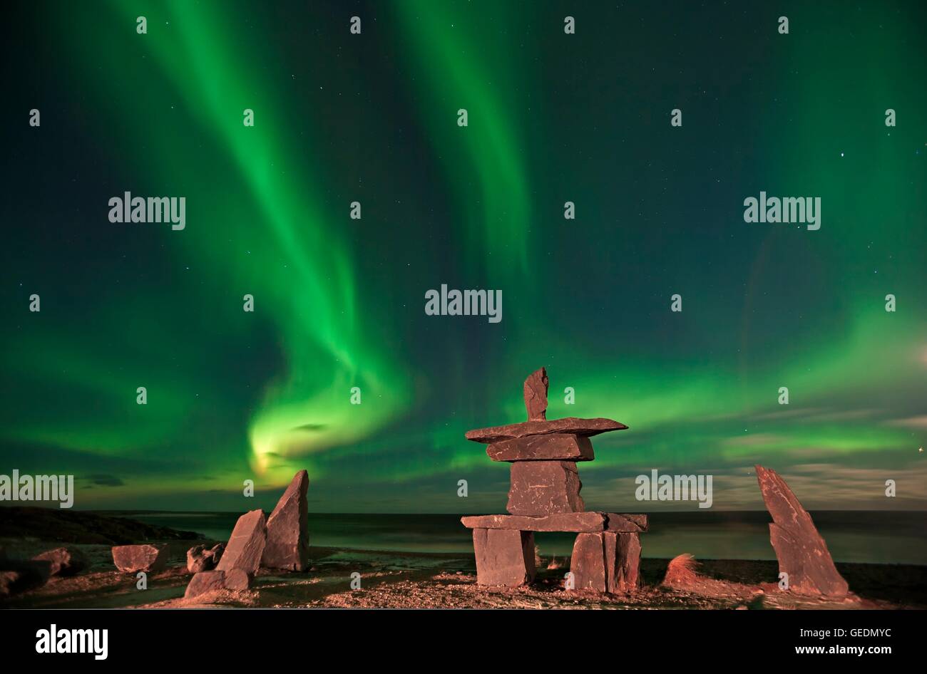 Northern lights canada inukshuk hi-res stock photography and images - Alamy