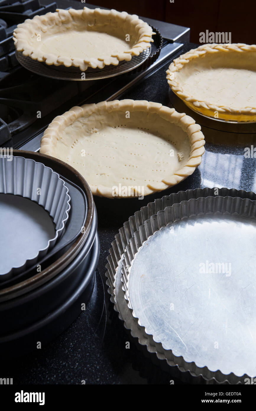 Empty pans hi-res stock photography and images - Alamy