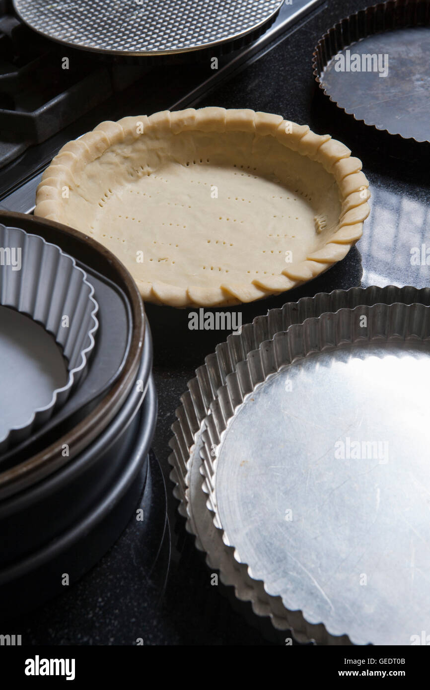 Empty pans hi-res stock photography and images - Alamy