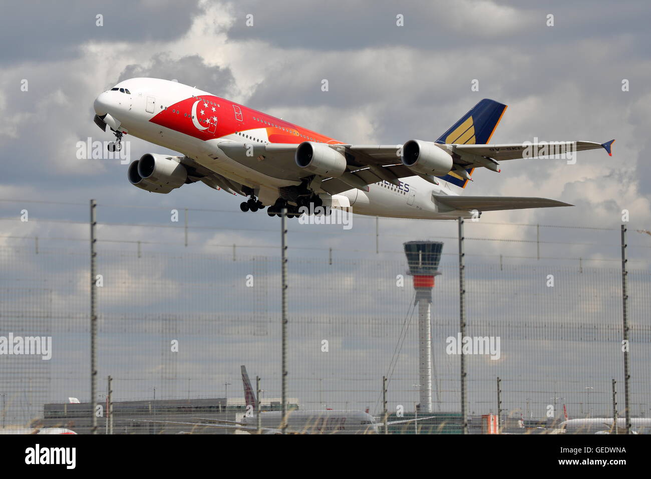 Singapore Airlines Airbus A380-800 9V-SKI departing from London ...