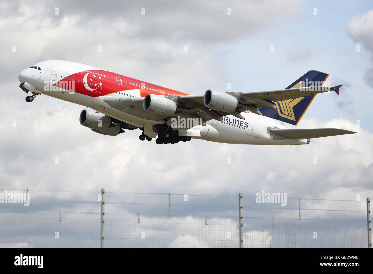 Singapore Airlines Airbus A380-800 9V-SKI departing from London ...