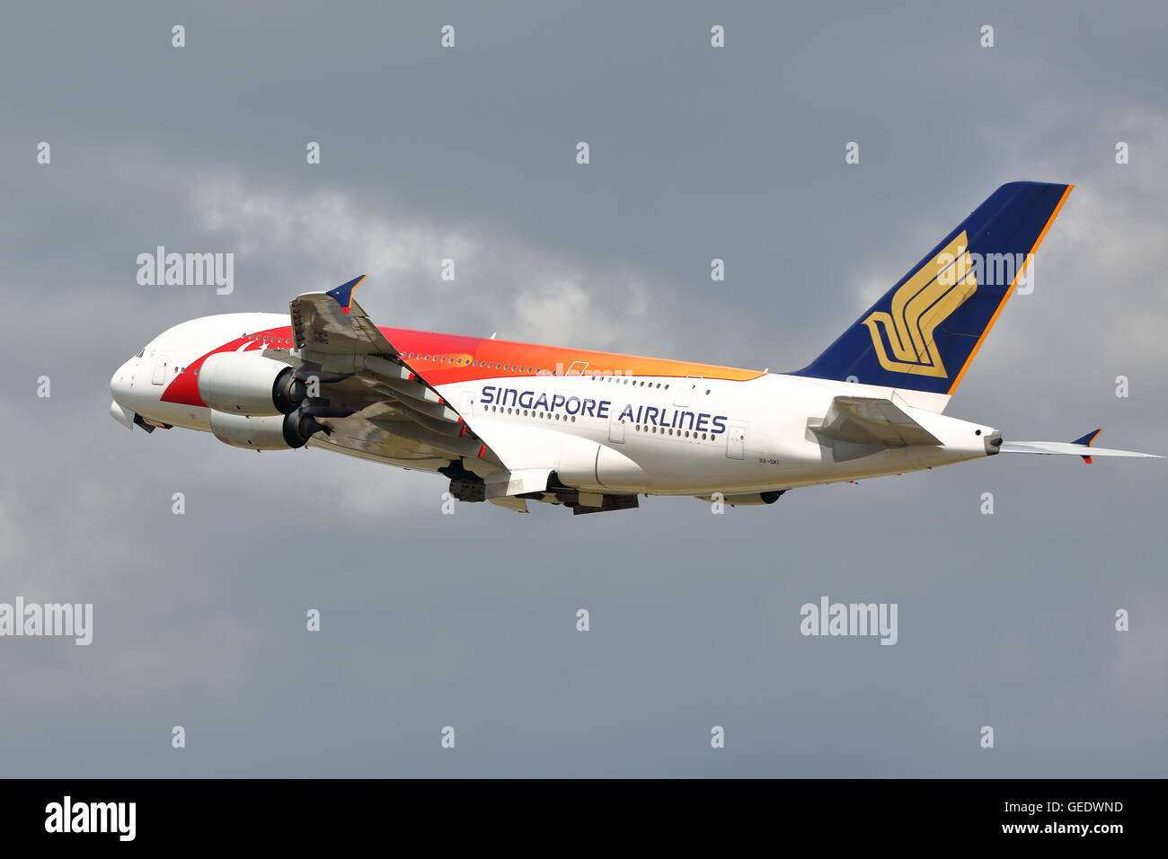 Singapore Airlines Airbus A380-800 9V-SKI departing from London ...
