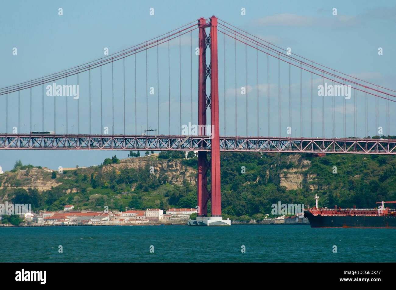25 abril suspension bridge hi-res stock photography and images - Alamy