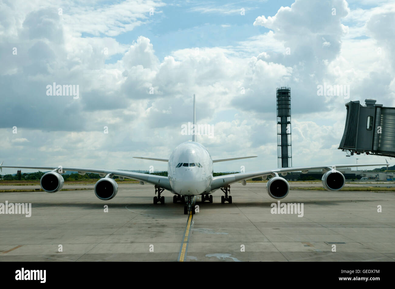 Commercial airline front view hi-res stock photography and images - Alamy