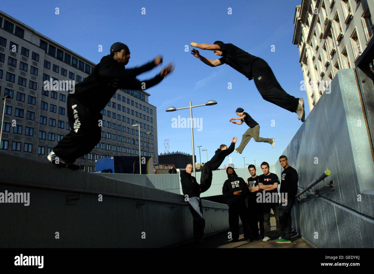 Urban freeflow demonstrate parkour moves hi-res stock photography and ...