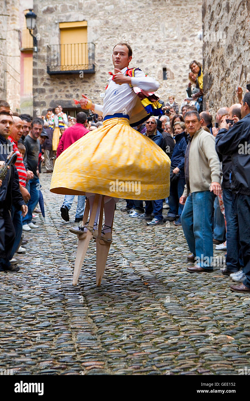 Danza los zancos hi-res stock photography and images - Alamy