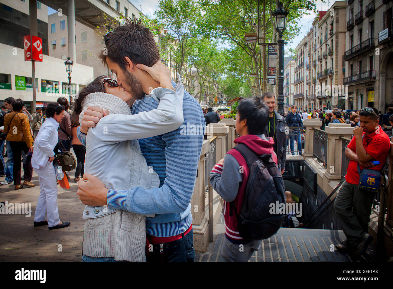 Couple kissing barcelona spain hi-res stock photography and images - Alamy