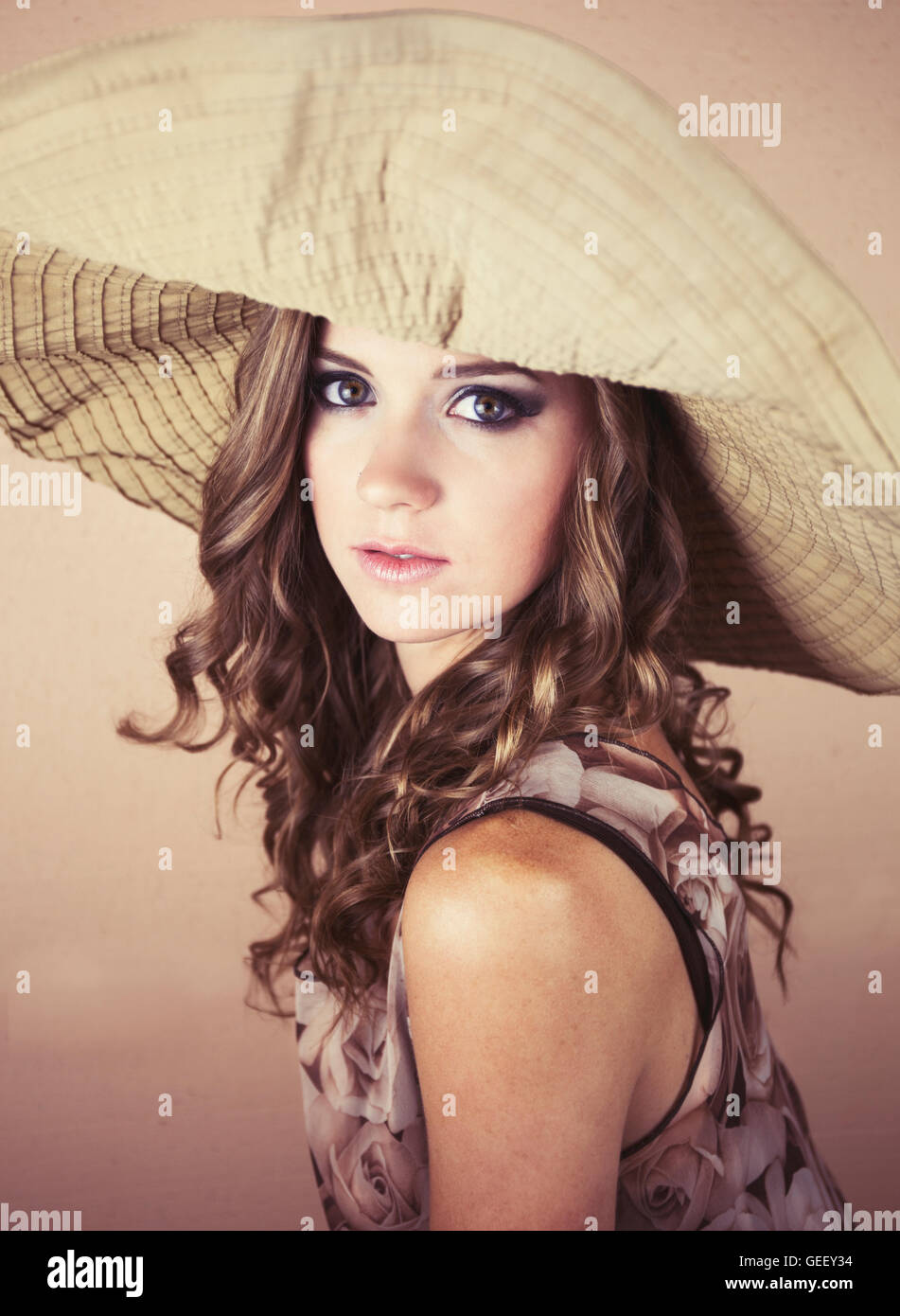 Big sun hat hi-res stock photography and images - Alamy