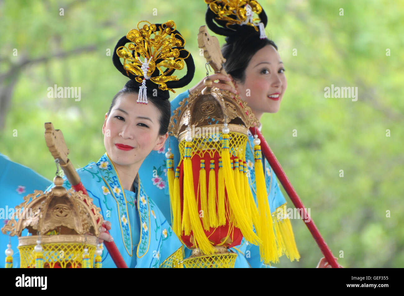 Traditional chinese dancer hi-res stock photography and images - Alamy