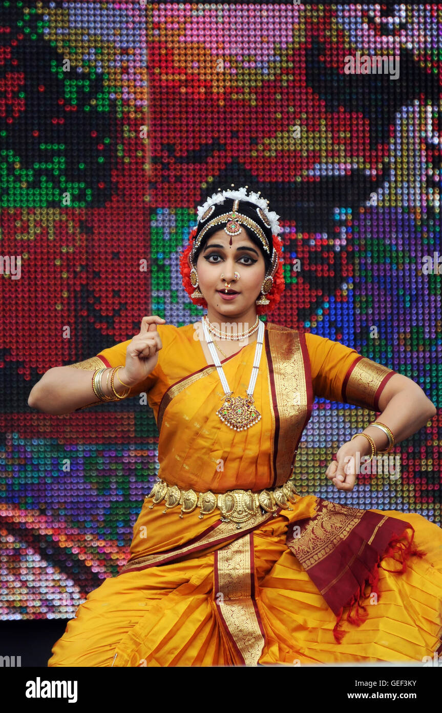 Female dancer performing indian traditional hi-res stock photography ...