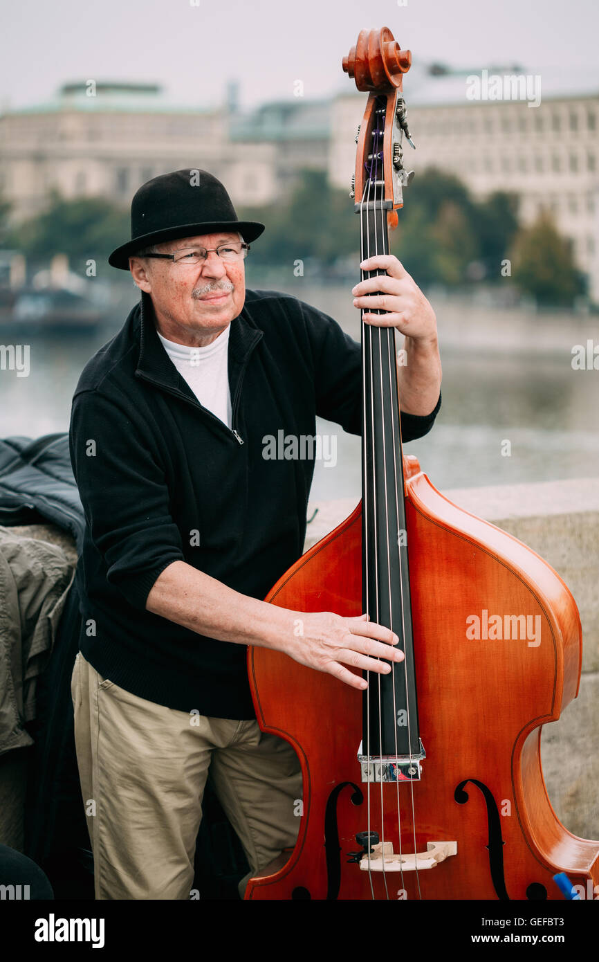 One man band busker musician hi-res stock photography and images - Alamy