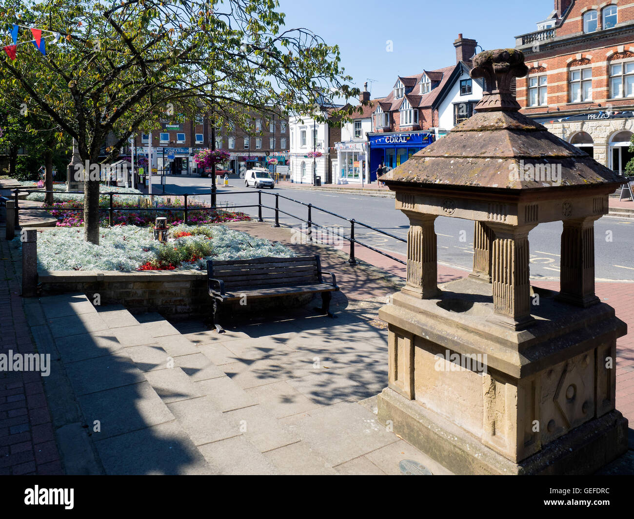 East grinstead high street hi-res stock photography and images - Alamy