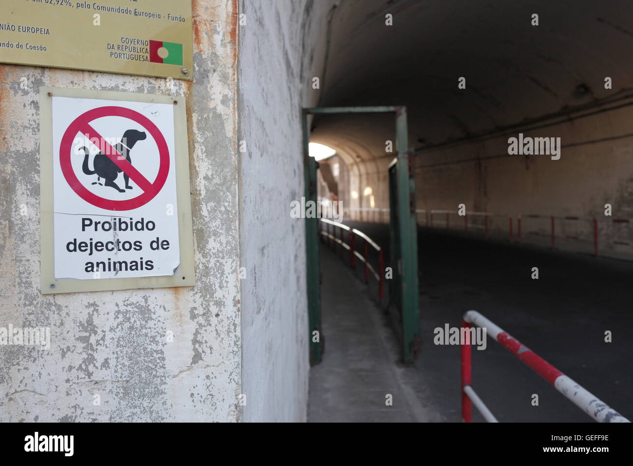 Proibido dejectos de animais. Dog poo prohibited sign in Portugese at ...