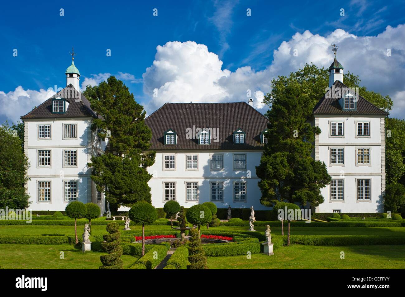 Grounds of manor houses hi-res stock photography and images - Alamy