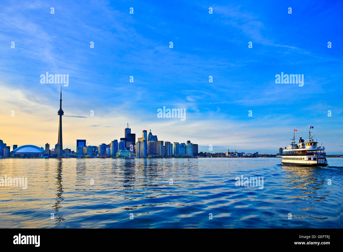 Toronto water blue sky ferry skyline hi-res stock photography and ...