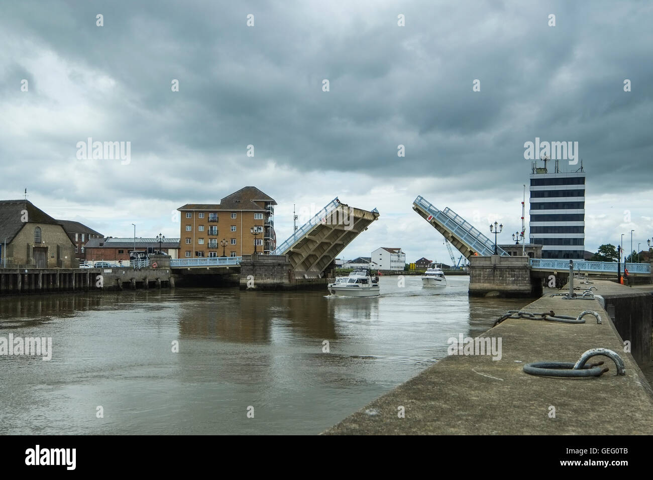 The Haven Bridge opening to let boats through at Great Yarmouth in ...