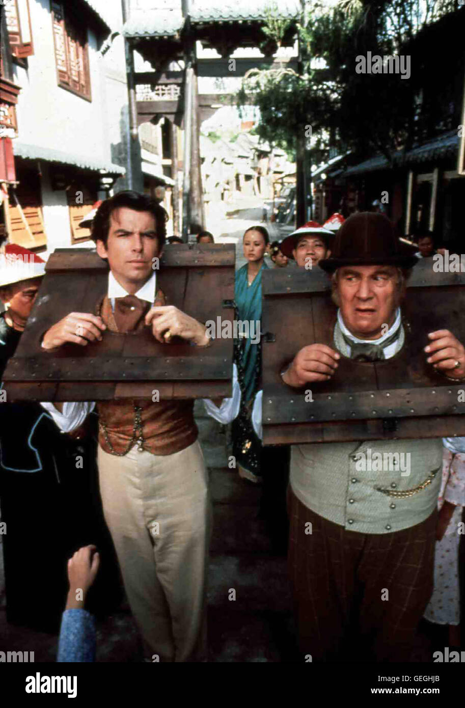 Phileas Fogg (Pierce Brosnan) und Detective Fix (Peter Ustinov ...