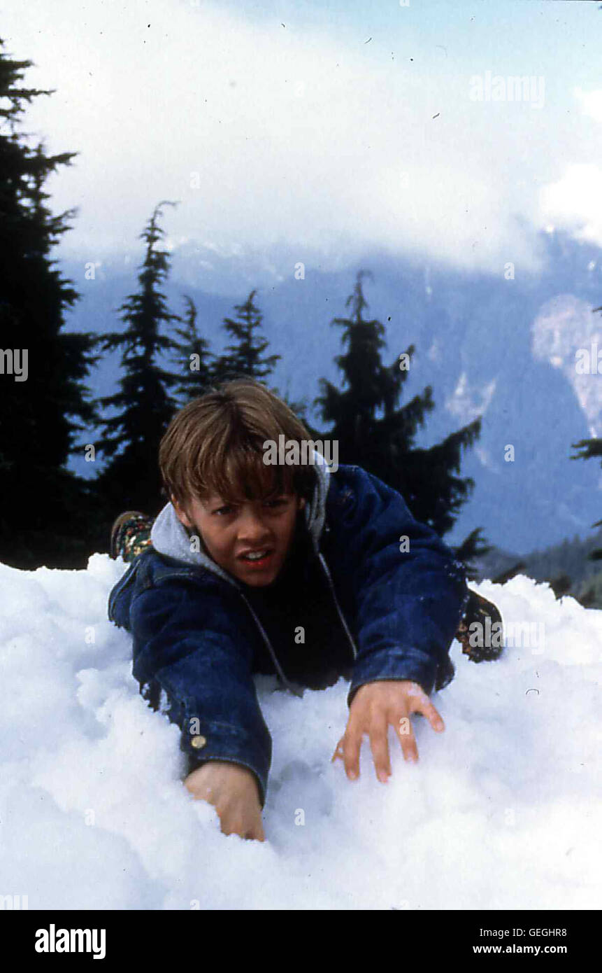 Myles Ferguson Max (Myles Ferguson) gelingt es, aus der Hütte zu ...