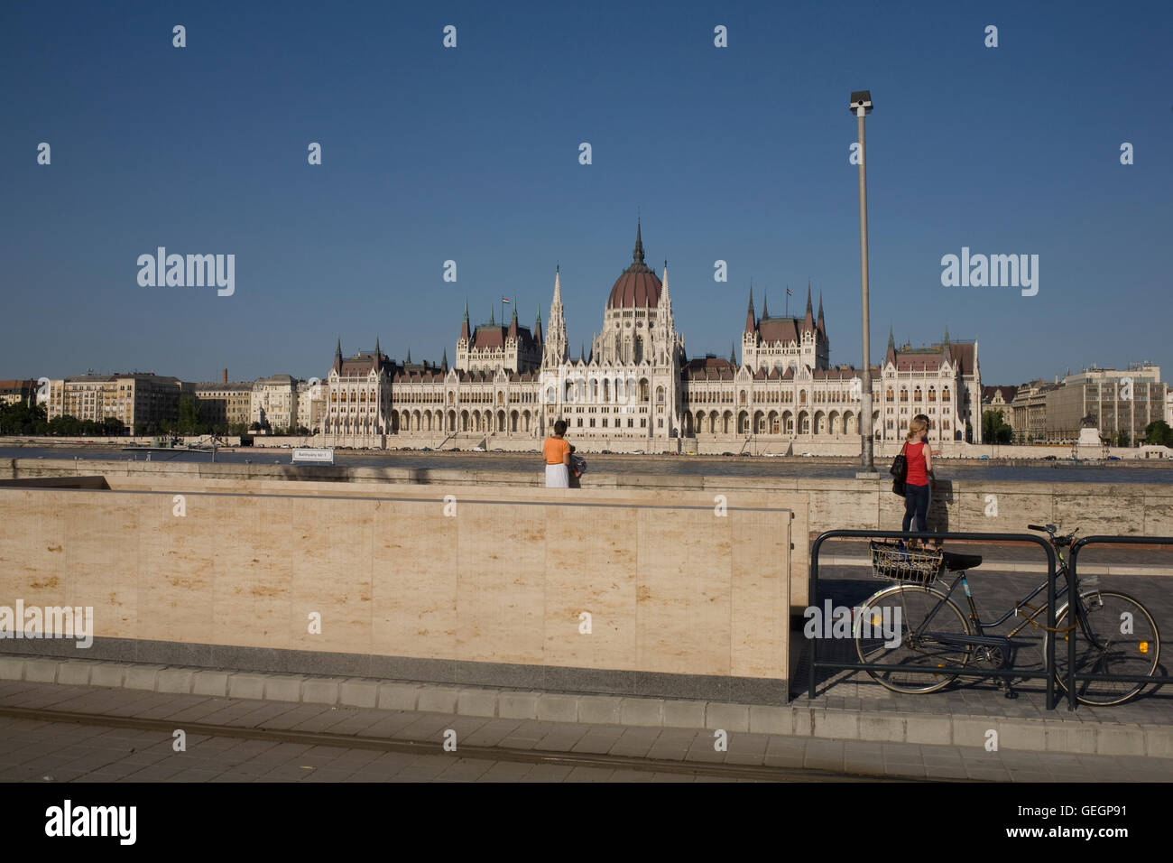 Onlookers at batthyany square hi-res stock photography and images - Alamy