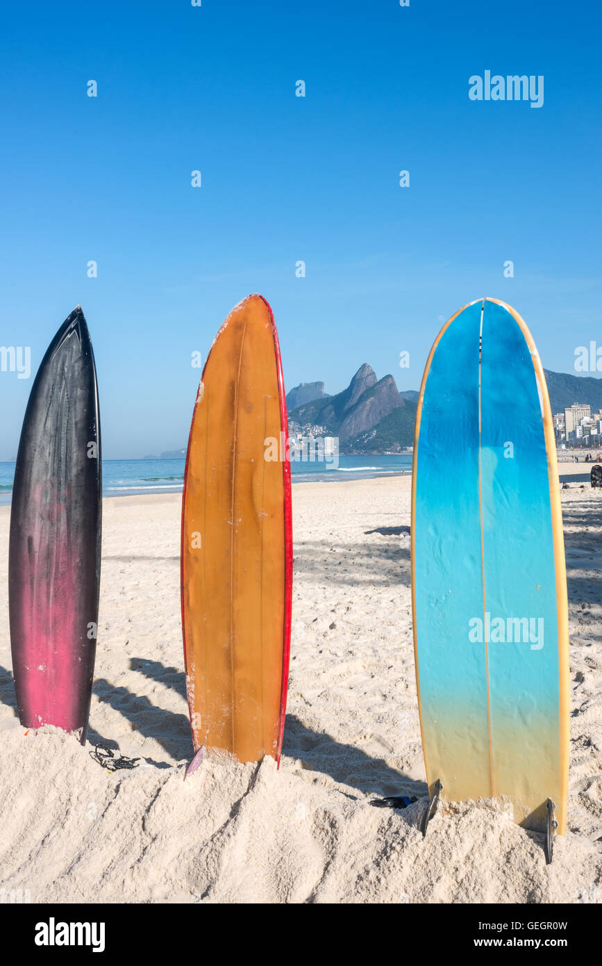 Upright surfboard standing on beach hi-res stock photography and images ...