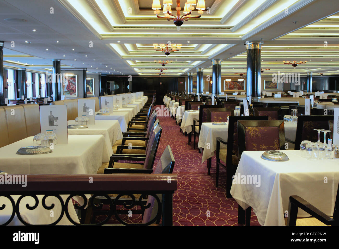 Empty hall hi-res stock photography and images - Alamy