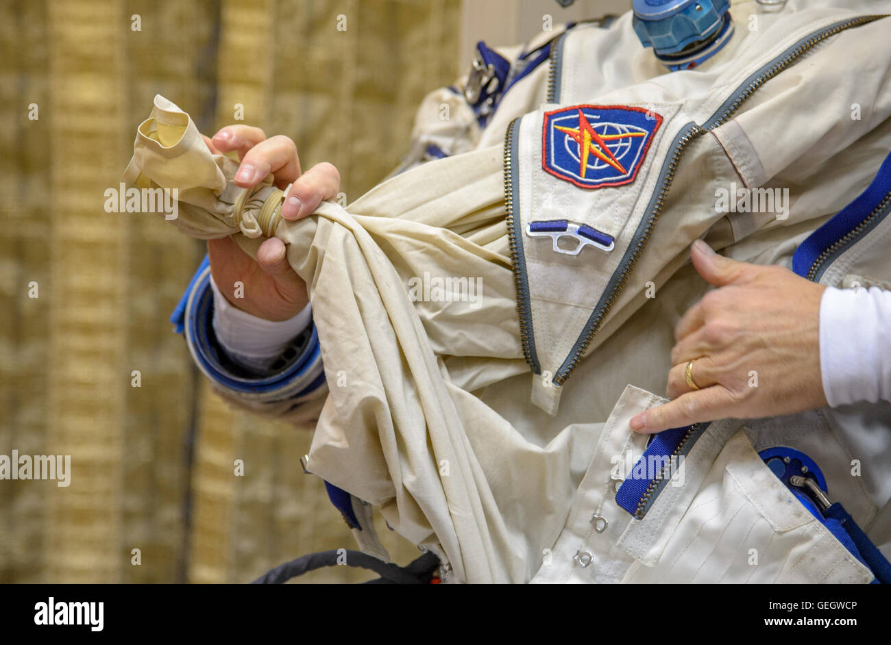 Expedition 47 crew members, including Jeff Williams, undergo ...