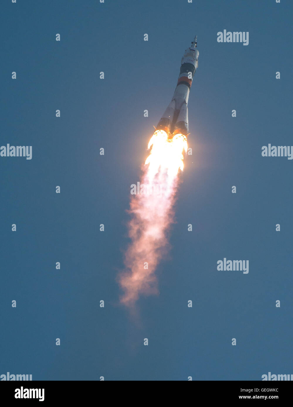 Expedition 48 launch hi-res stock photography and images - Alamy