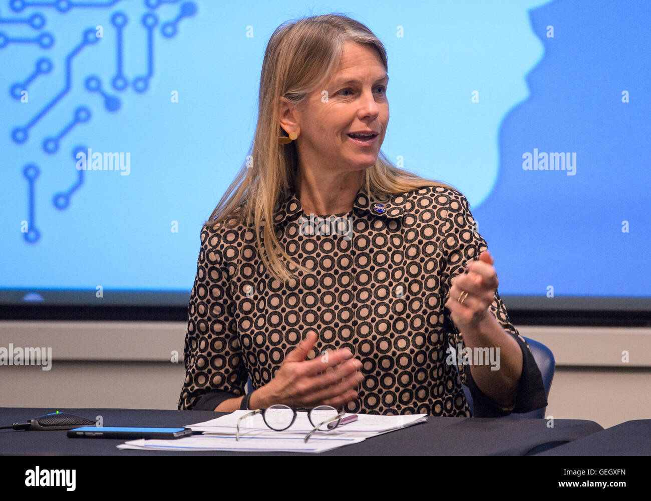 Women in stem hi-res stock photography and images - Alamy