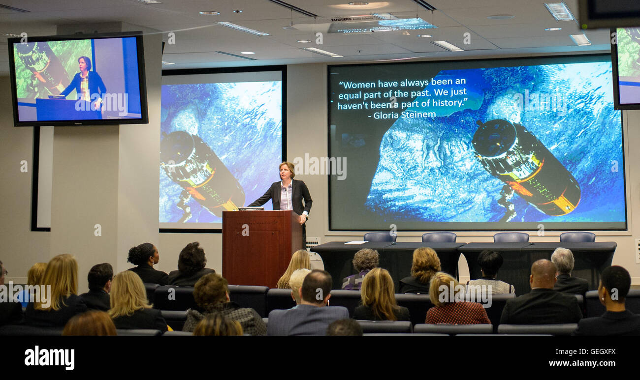Sustaining Women in STEM Roundtable 03290007 Stock Photo - Alamy