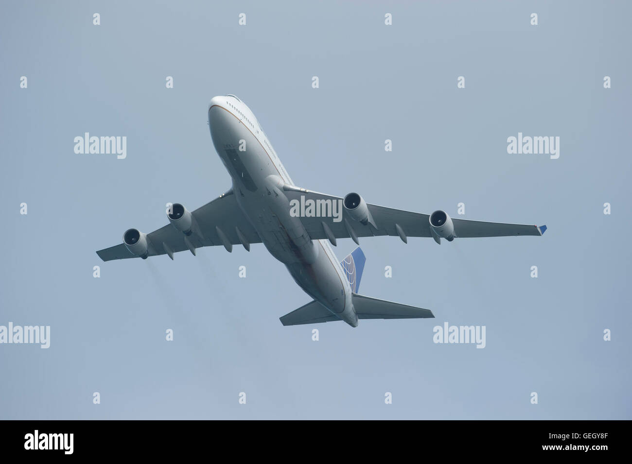 United Airlines 747 from beneath Stock Photo - Alamy
