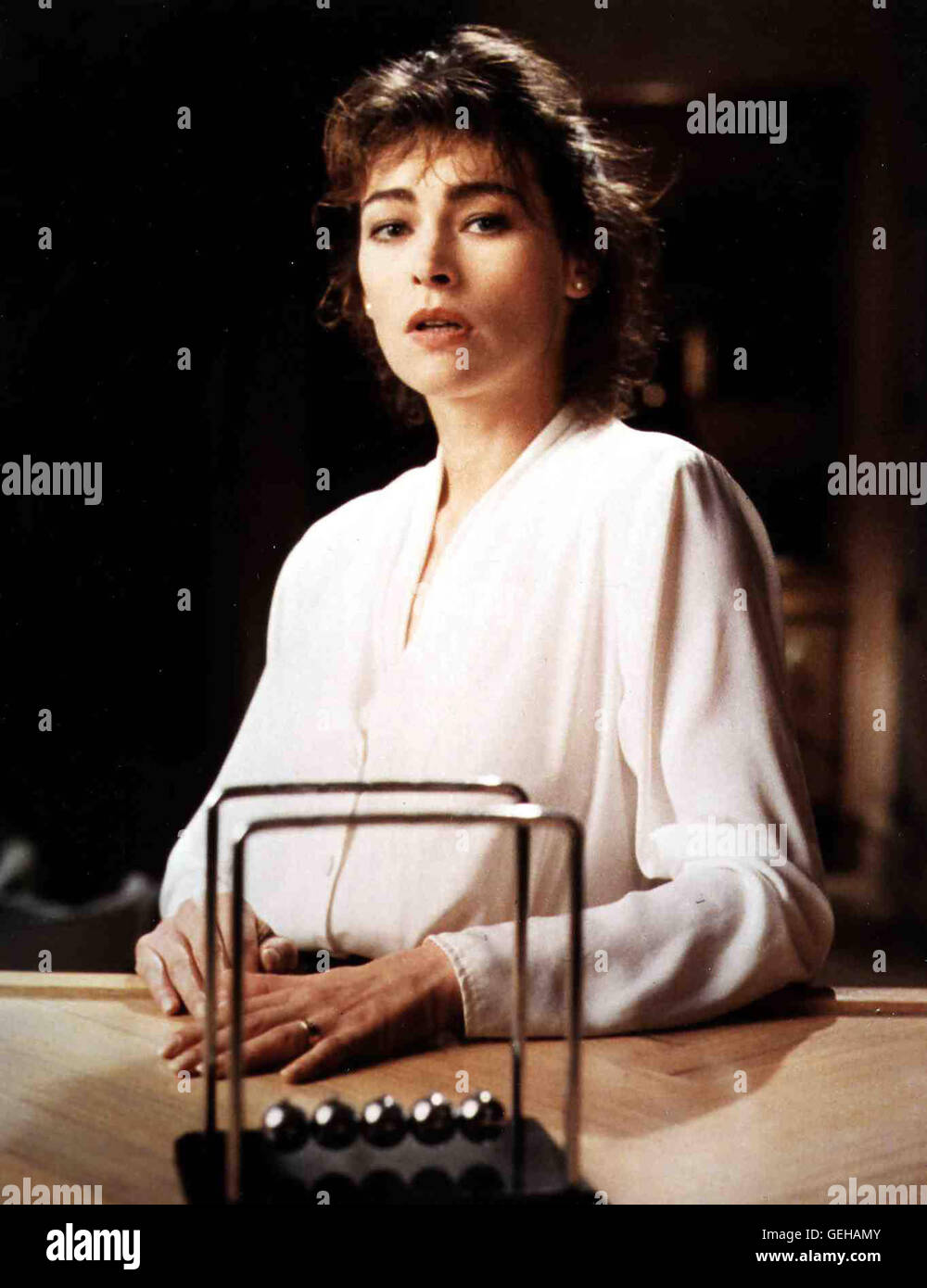 Joanna Pacula Diana (Joanna Pacula) wird durch eine Bombe verletzt, die ...