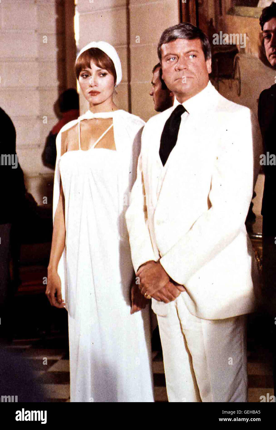 Natalia (Barbara Carrera) und Krokov (Oliver Reed) *** Local Caption ...