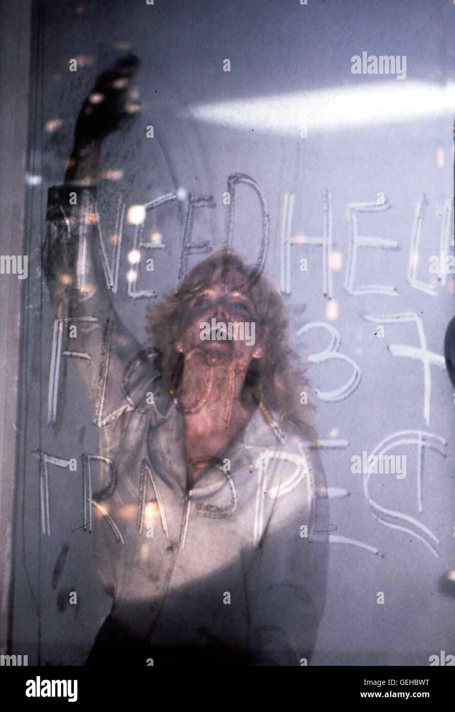 Lisa Hartman Susan (Lisa Hartman) versucht, am Fenster im 37. Stockwerk ...