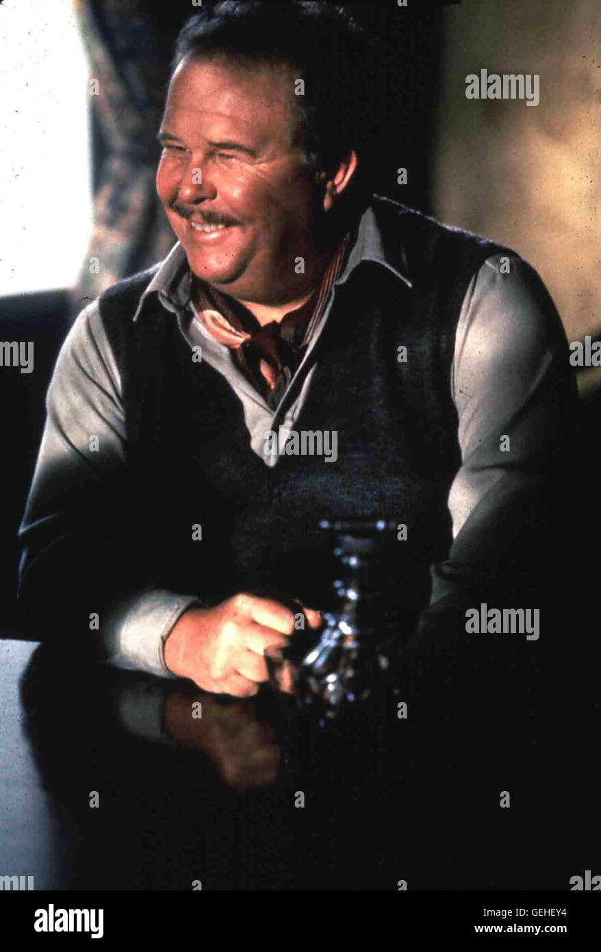 Ned Beatty Um mehr Gäste in seinen Club zu locken, kündigt Mickey den ...