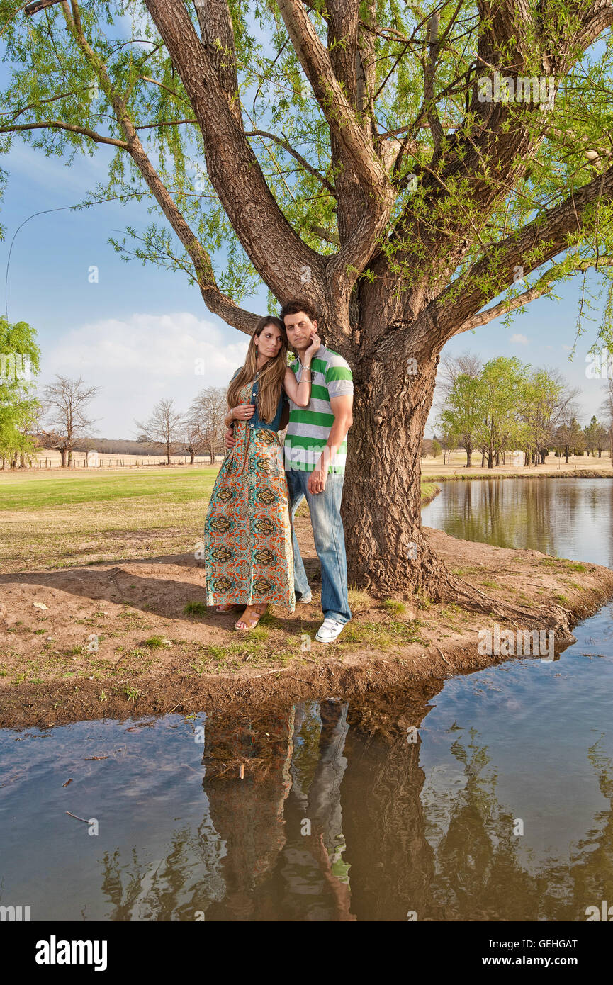 Tree next to lake hi-res stock photography and images - Alamy