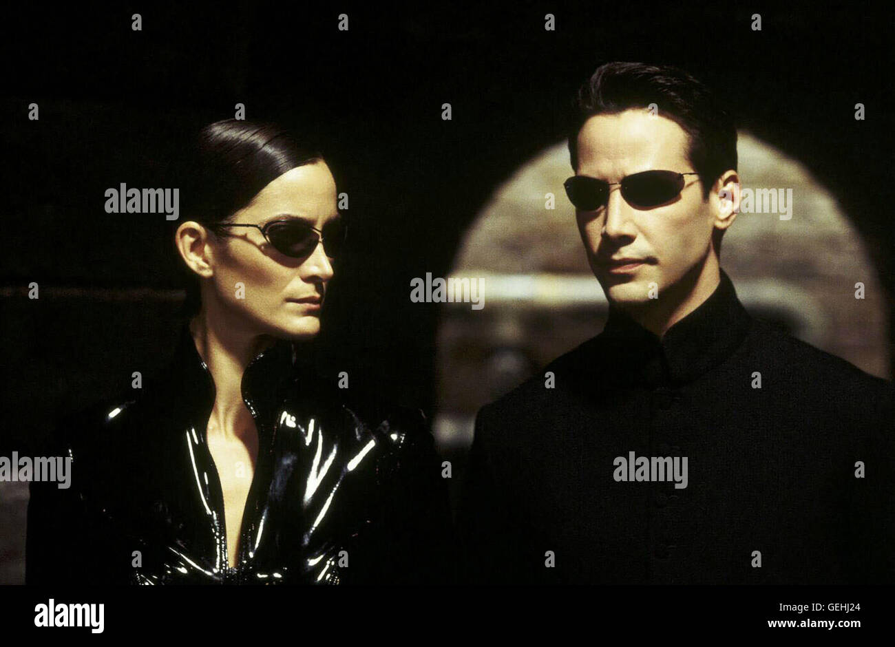 Trinity (Carrie-Anne Moss), Neo (Keanu Reeves) *** Local Caption ...