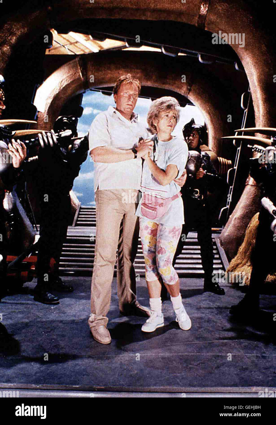 Jeffrey Jones, Teri Garr Marge Nelson (Teri Garr) wird zusammen mit ...