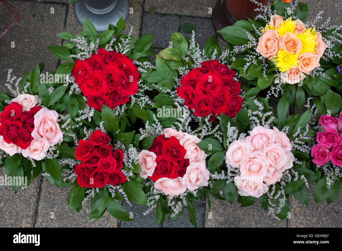 Rose bouquets sold on the city sidewalk Stock Photo - Alamy