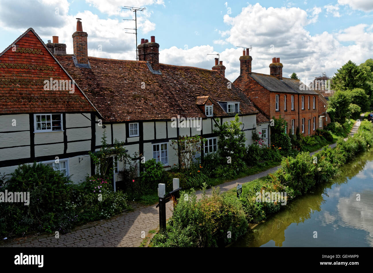 Canal side cottage hi-res stock photography and images - Alamy