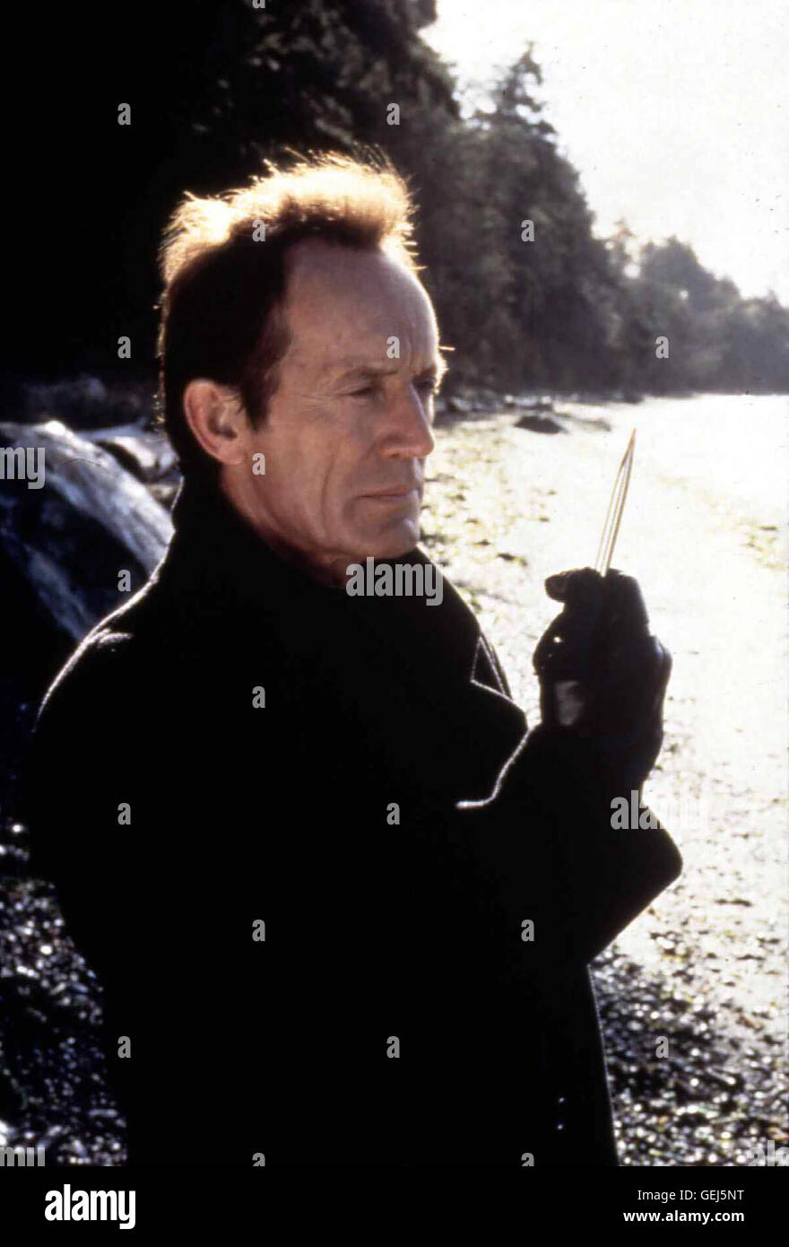 Lance Henriksen Der Millionaer Adrian Cross (Lance Henriksen) wird nach ...