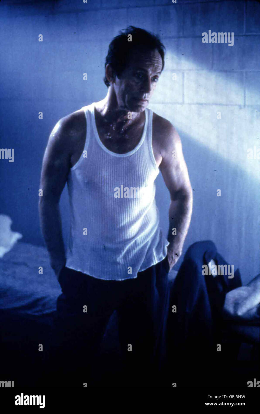 Lance Henriksen Adrian Cross (Lance Henriksen) muss aus Mangel an ...