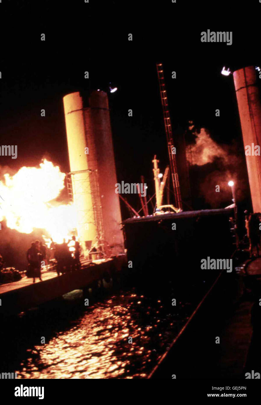 Szene *** Local Caption *** 1986, Oceans Of Fire, Bohrinsel In Flammen ...