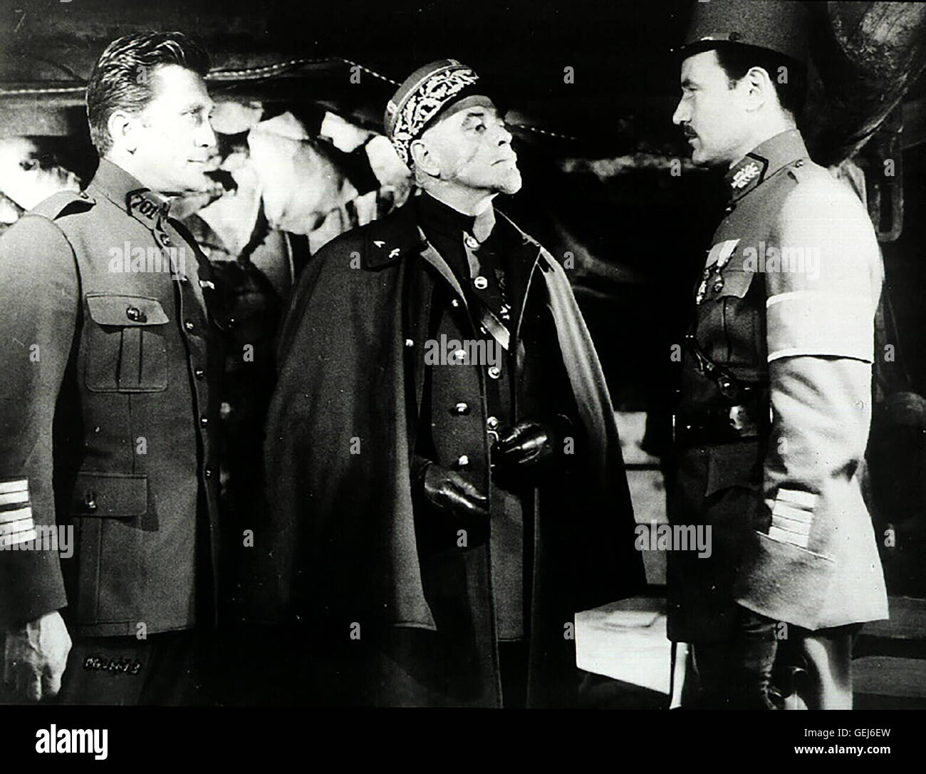 Kirk Douglas, George Macready, Richard Anderson Col. Dax (Kirk Douglas ...